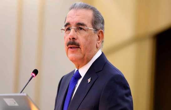 Danilo Medina dice que no sabe si lo están investigando - Por la Línea
