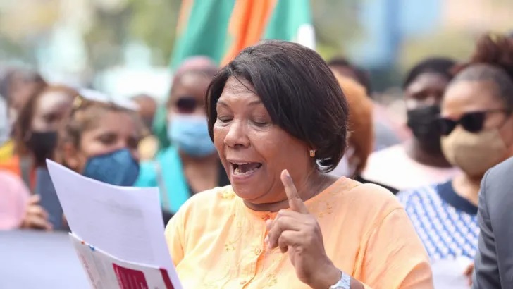 Reclaman garantía para derechos de trabajadoras domésticas - Por la Línea