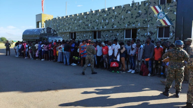 Ejército detiene 650 haitianos indocumentados en 48 horas - Por la Línea