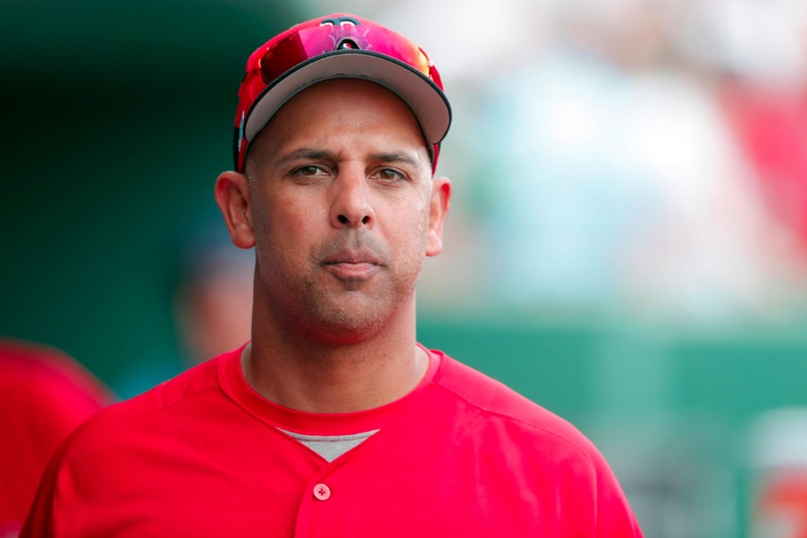 Alex Cora explica sus razones para apoyar el reloj de pitcheo de la MLB ...