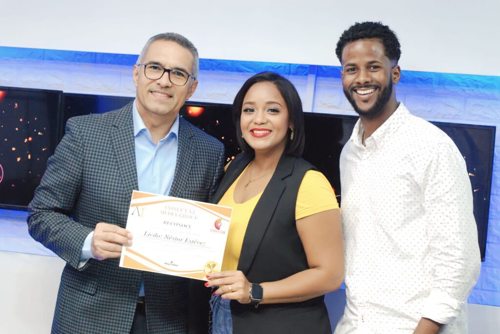 Comunicador Néstor Estévez es reconocido por el programa Conecta2 con ...