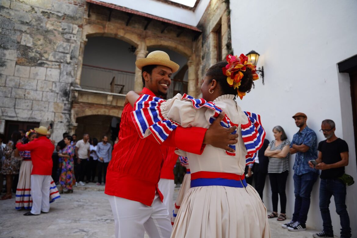 Merengue, baile nacional - Por la Línea