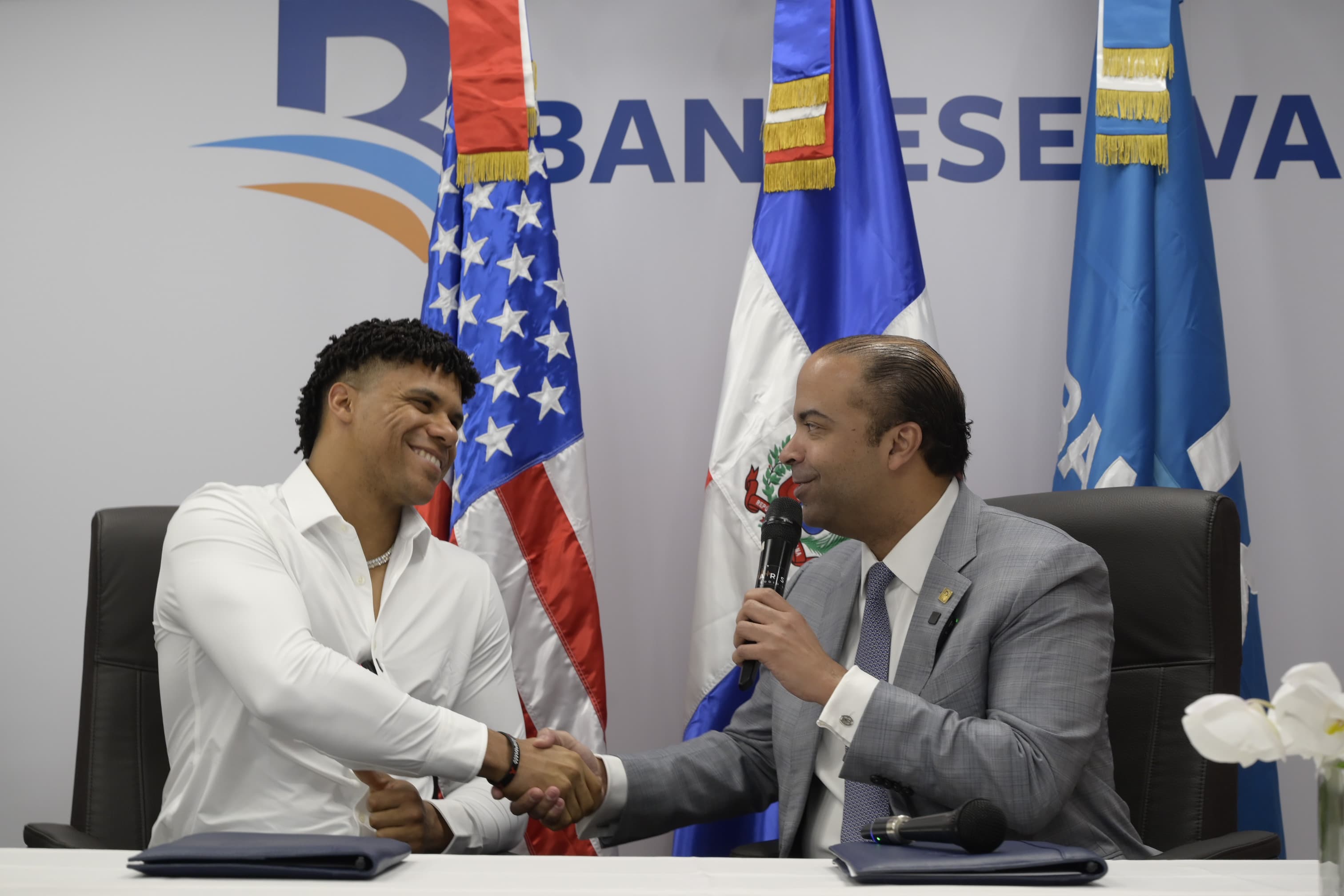 Banreservas y Juan Soto firman acuerdo para promover el orgullo de ser ...